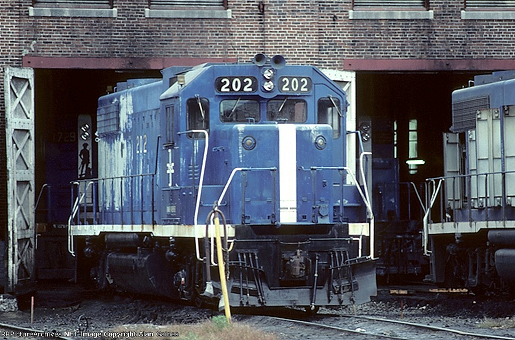 B&M GP38-2 202